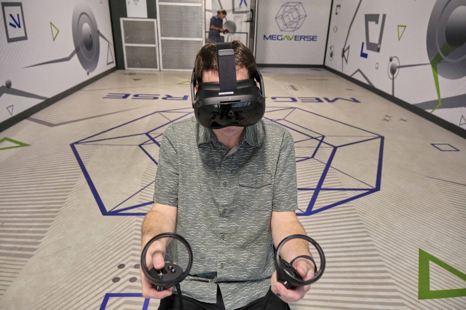Mobile company uses AR and VR to create virtual worlds for work and ...