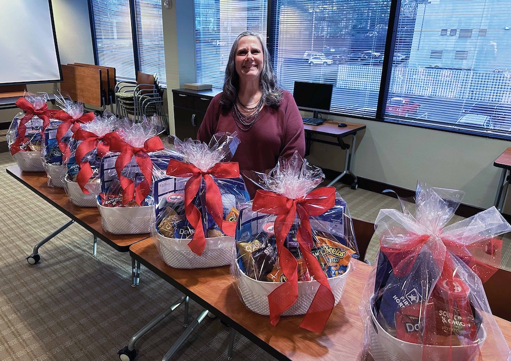 First Horizon Bank turns to random acts of kindness to celebrate 160 ...